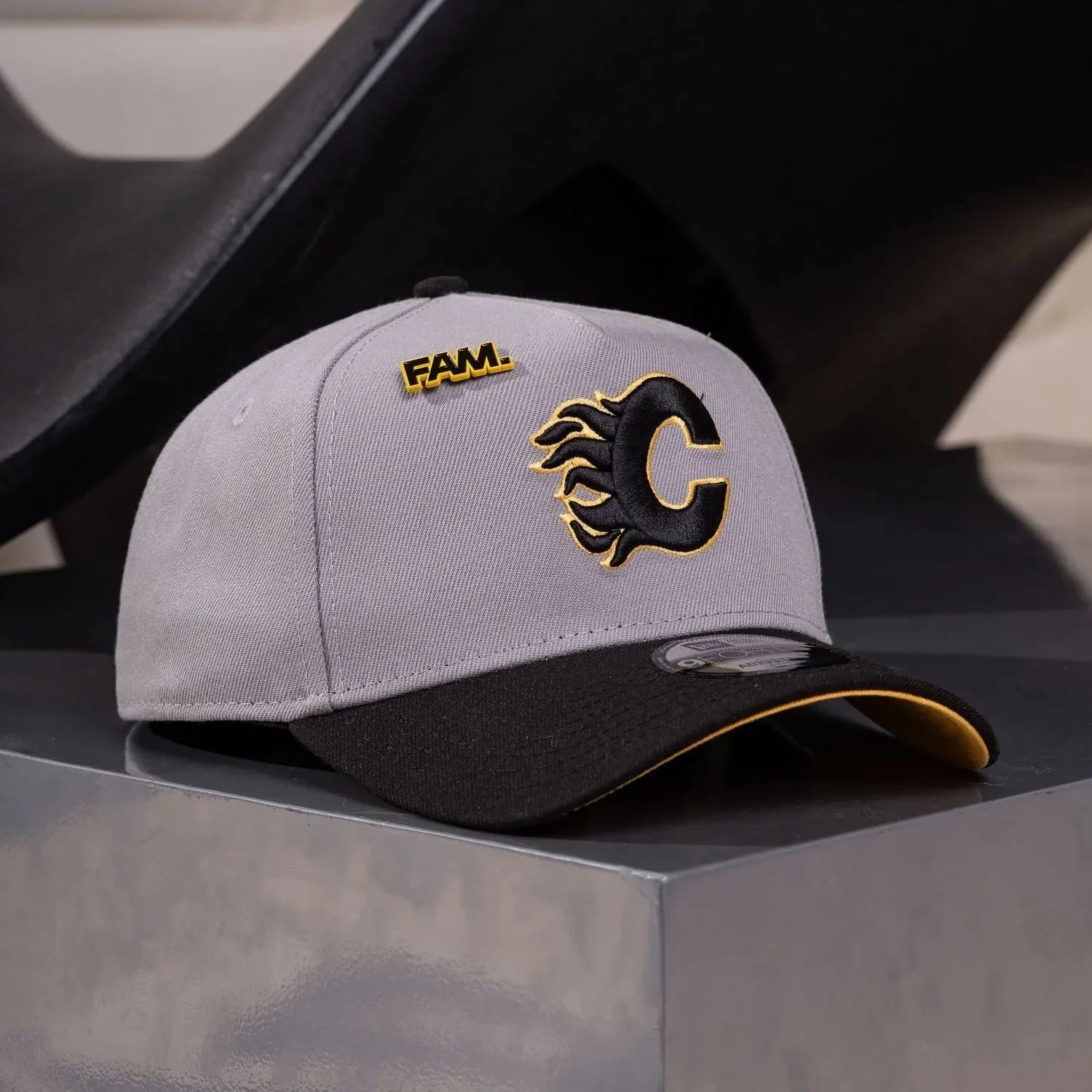 CALGARY FLAMES CAP BLACK YELLOW UV / NEW ERA 9FORTY A-FRAME - Borderfree